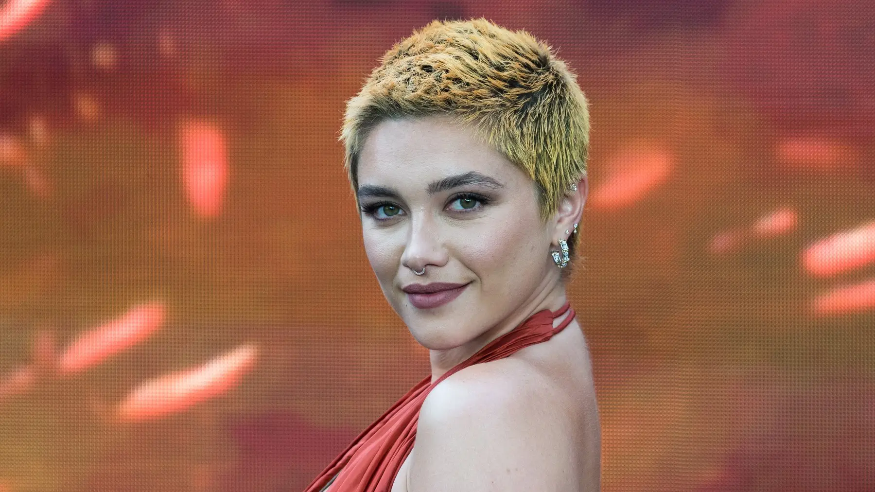 Neukusan trend se nastavlja: Florens Pju pogođena u glavu na bini u Brazilu